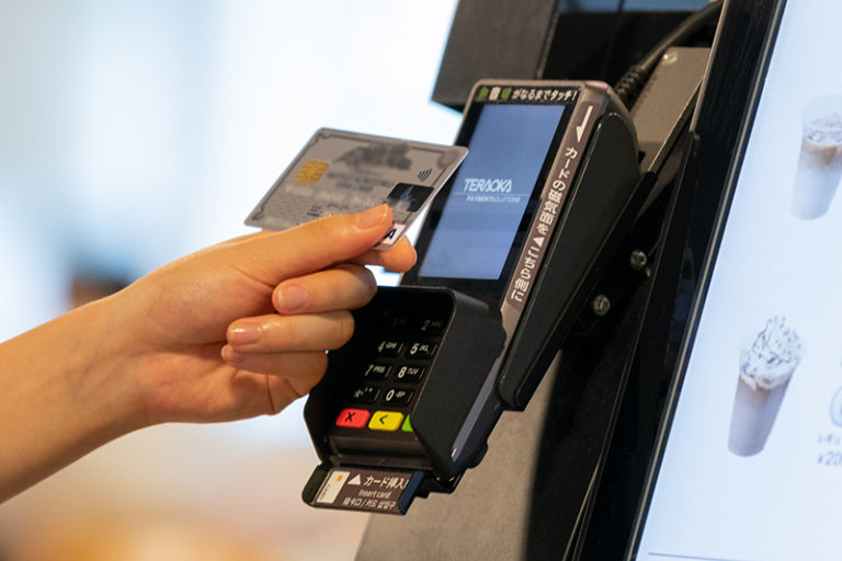 スマホコード決済の決済手数料有料化！MPM方式からCPM方式へ移行メリットと注意点を解説！ | Payossぺイオス｜POSレジ・券売機 寺岡精工のキャッシュレス決済サービス