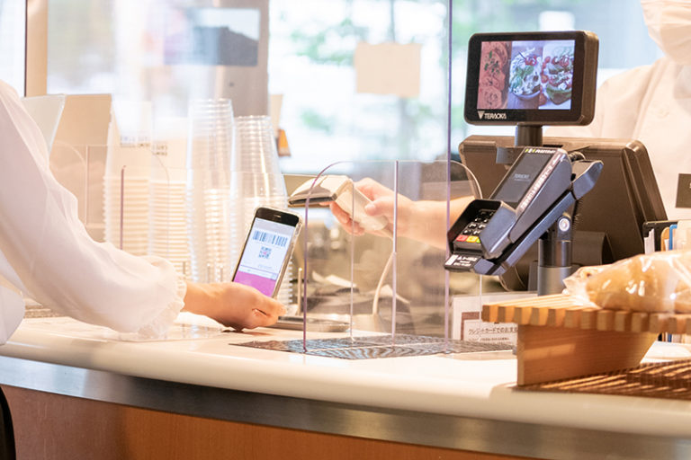 スマホコード決済の決済手数料有料化！MPM方式からCPM方式へ移行メリットと注意点を解説！ | Payossぺイオス｜POSレジ・券売機 寺岡精工のキャッシュレス決済サービス