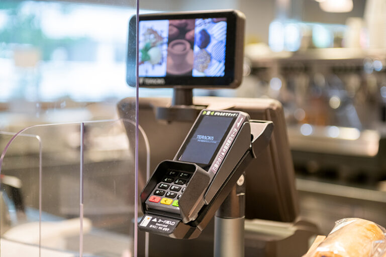 スマホコード決済の決済手数料有料化！MPM方式からCPM方式へ移行メリットと注意点を解説！ | Payossぺイオス｜POSレジ・券売機 寺岡精工のキャッシュレス決済サービス